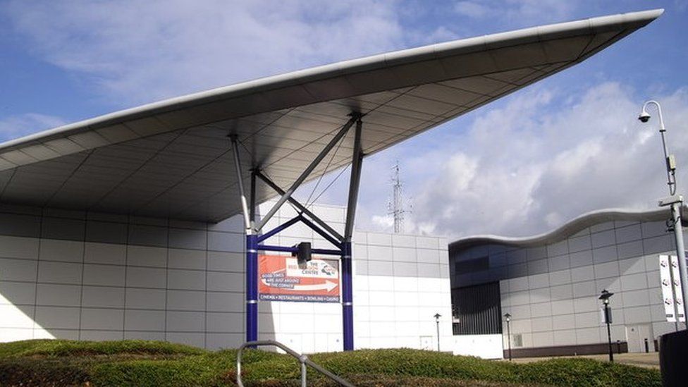 15,000 indoor arena set to be built at Cardiff Bay - BBC News