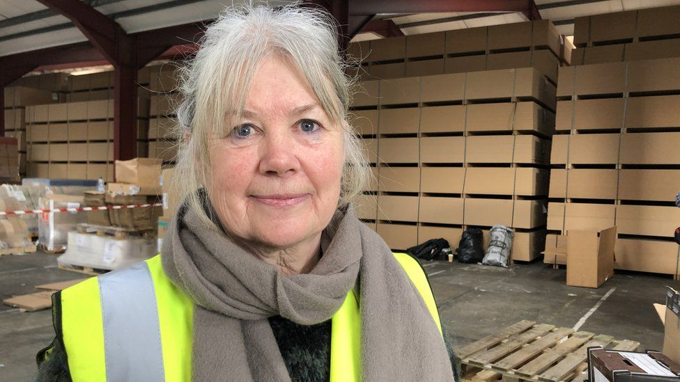 Wcráin: Confoi o lorïau â nwyddau dyngarol yn gadael Wrecsam - BBC ...