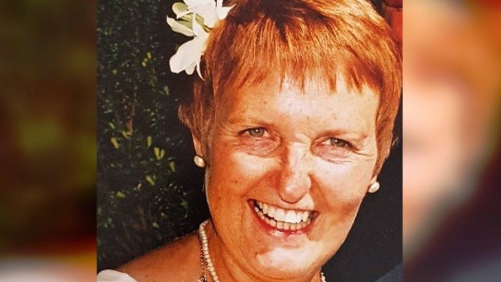 Dyn yn osgoi carchar wedi gwrthdrawiad laddodd dynes, 65 - BBC Cymru Fyw