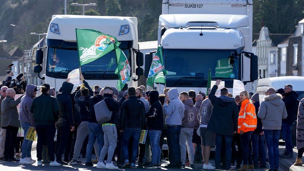P&O job losses devastating blow for Dover, local MP says - BBC News