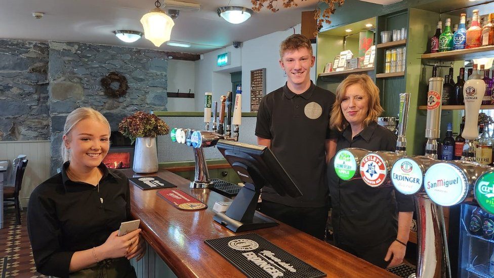 Y Madryn wedi cael ei henwi'n dafarn wledig orau Cymru - BBC Cymru Fyw