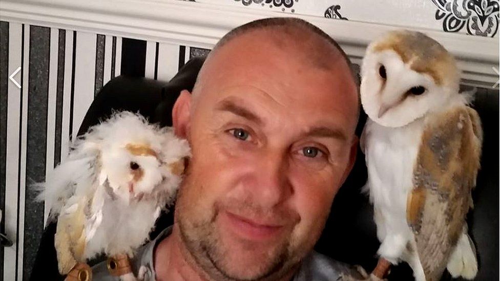 Schoolgirl thrown off Bootle bus for missing 10p from fare - BBC News