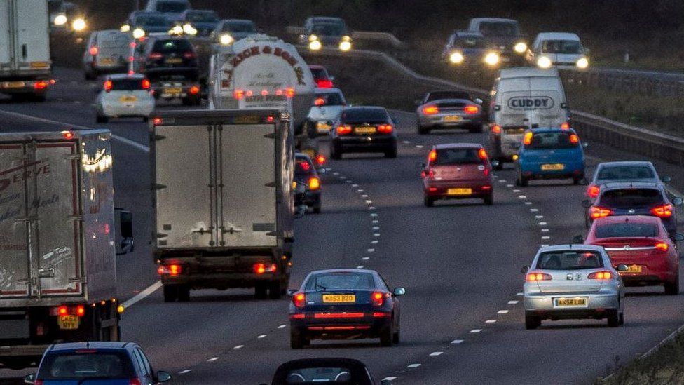 Wales' roads at their busiest for Christmas traffic - BBC News
