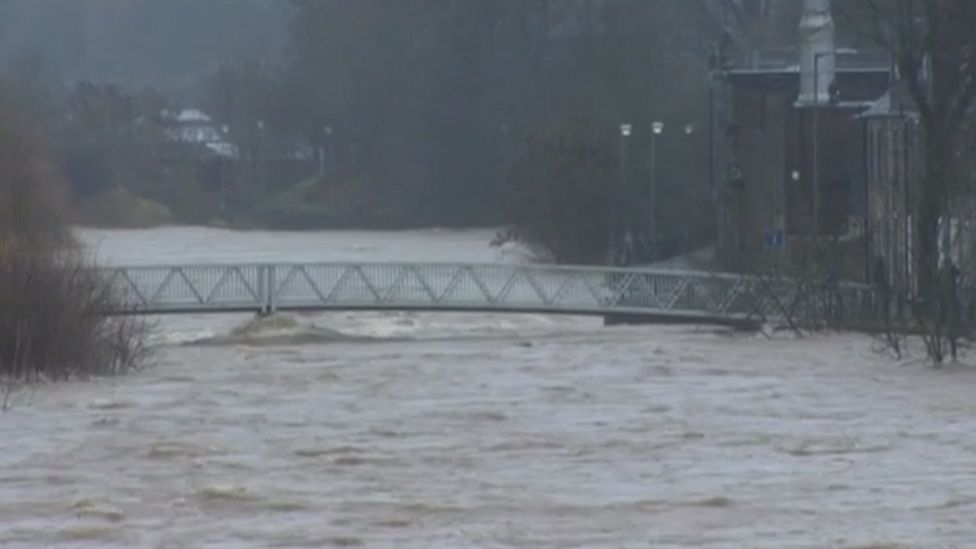 Hawick flood work 'must start immediately' - BBC News