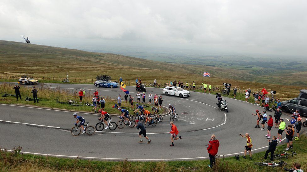 Tour of Britain: Stage six from Carlisle to Gateshead - BBC News