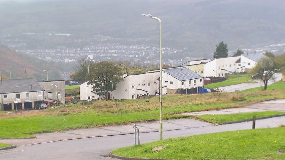 Cost of living: Penrhys residents struggle to make ends meet - BBC News