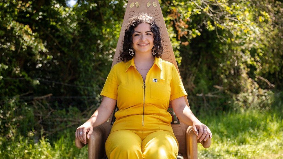 Tegwen Bruce-Deans yn ennill Cadair Eisteddfod yr Urdd 2023 - BBC Cymru Fyw