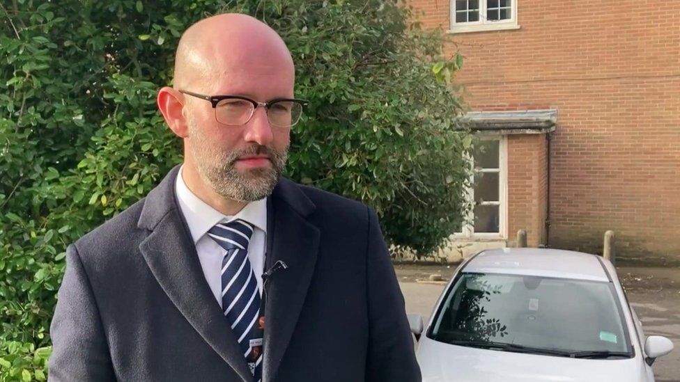 Protest yn erbyn israddio Ysbyty Llwynhelyg Hwlffordd - BBC Cymru Fyw
