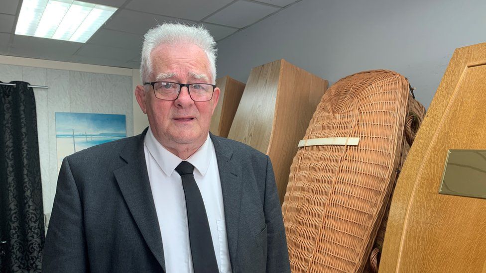 Pryder am broses dendro ymgymerwyr Ceredigion - BBC Cymru Fyw