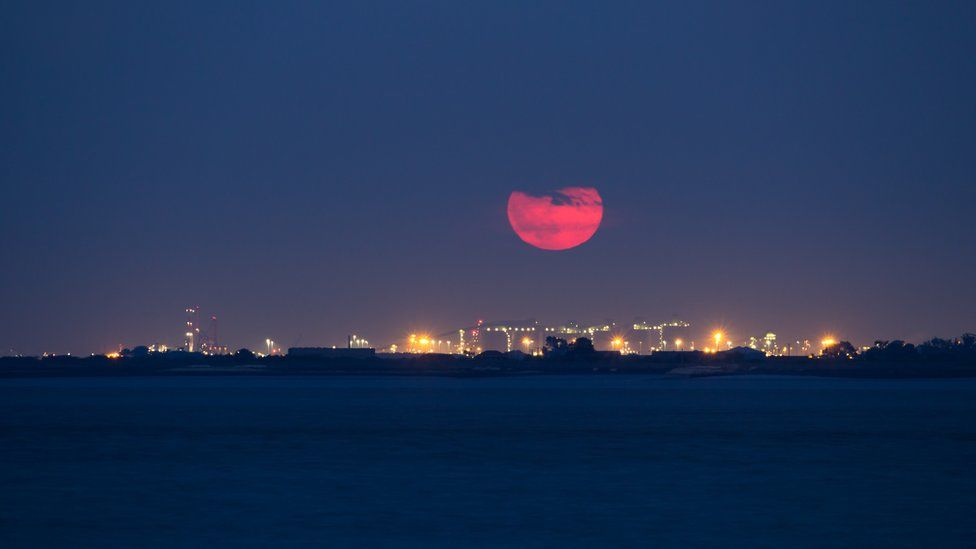 Strawberry Moon rises over Yorkshire and Lincolnshire - BBC News