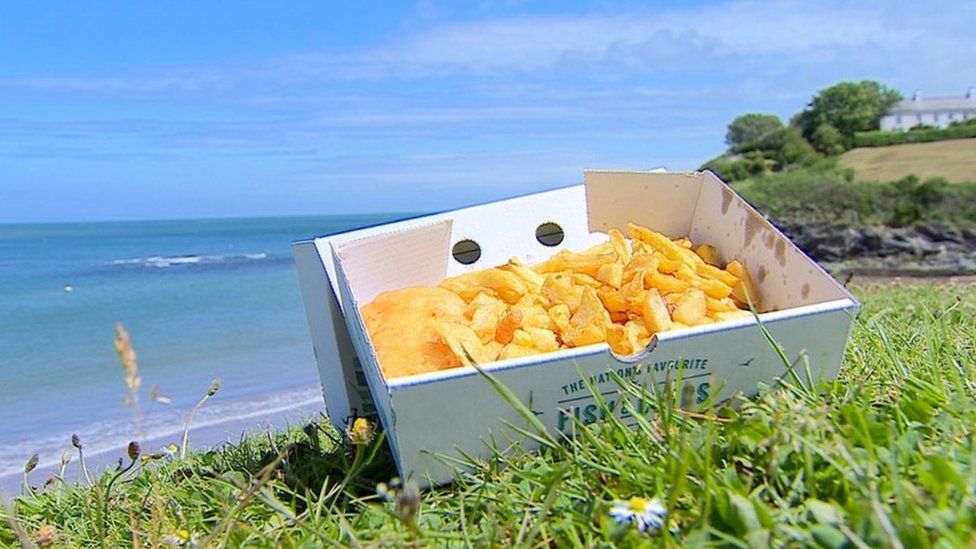 Anodd stumogi costau uchel siopau sglodion - BBC Cymru Fyw