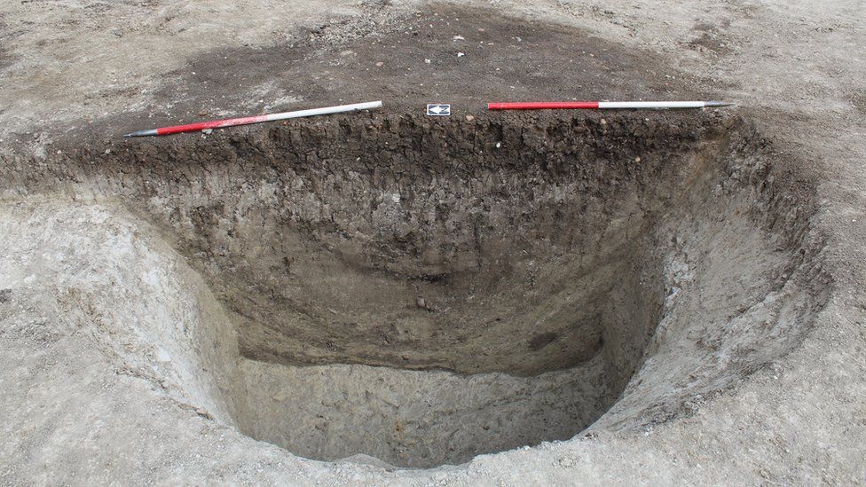 Mesolithic pits found on Houghton Regis building site - BBC News