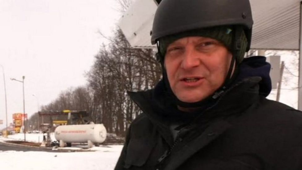 Russia faces brain drain as thousands flee abroad - BBC News