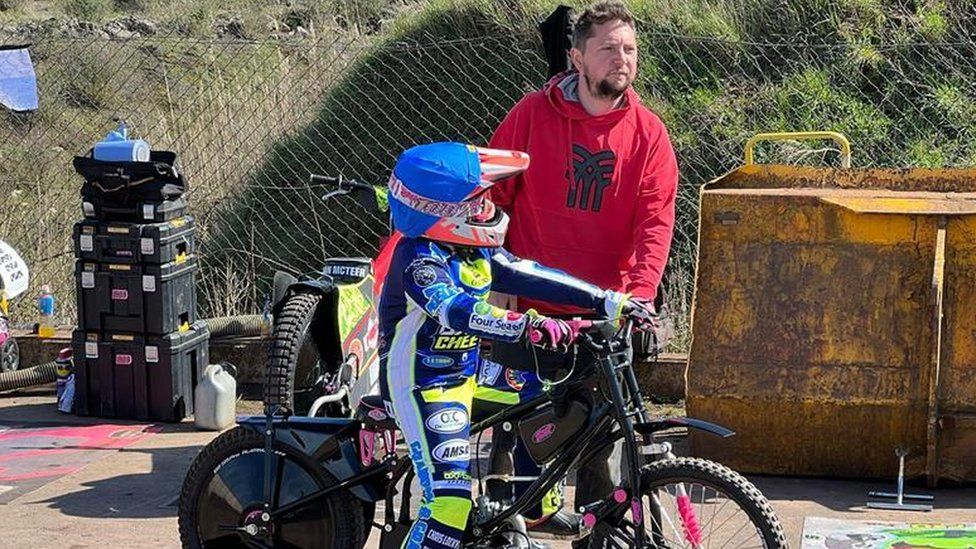 Oxford speedway: Life as Cheetahs' nine-year-old mascot - BBC News