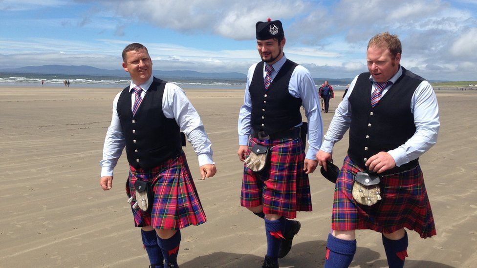 Rossnowlagh hosts annual Orange Order parade - BBC News