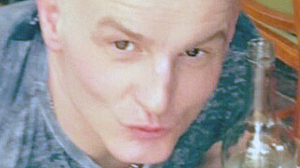 Christopher Moxon: Sussex killer goes missing - BBC News