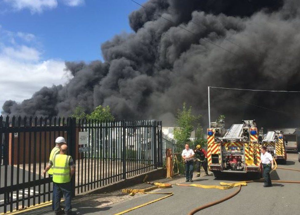 Large fire breaks out at Lye recycling yard - BBC News