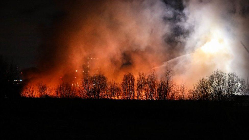 Cheetham Hill fire engulfs industrial building - BBC News