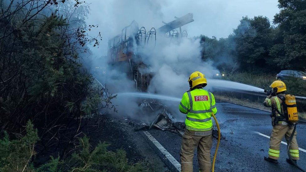 Double-decker bus fire in Hampshire caused miles of delays - BBC News