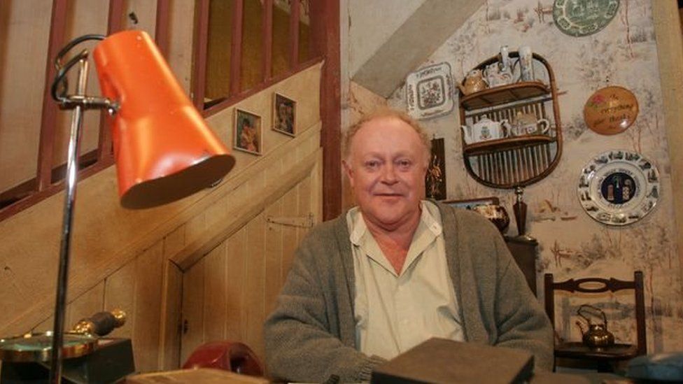 Teyrngedau i'r actor Robert Blythe - BBC Cymru Fyw