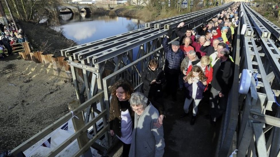 Flood-hit Tadcaster bridge opens to reunite town - BBC News