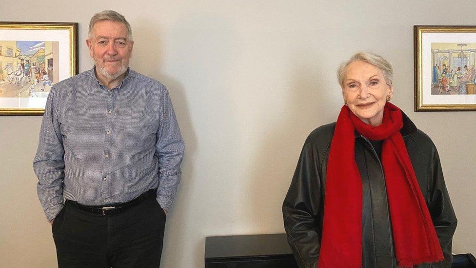 Bywyd a gyrfa yr actores Siân Phillips - BBC Cymru Fyw
