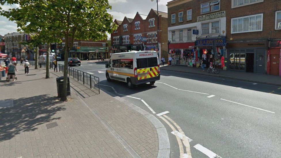 Tooting murder victim named after being found stabbed - BBC News