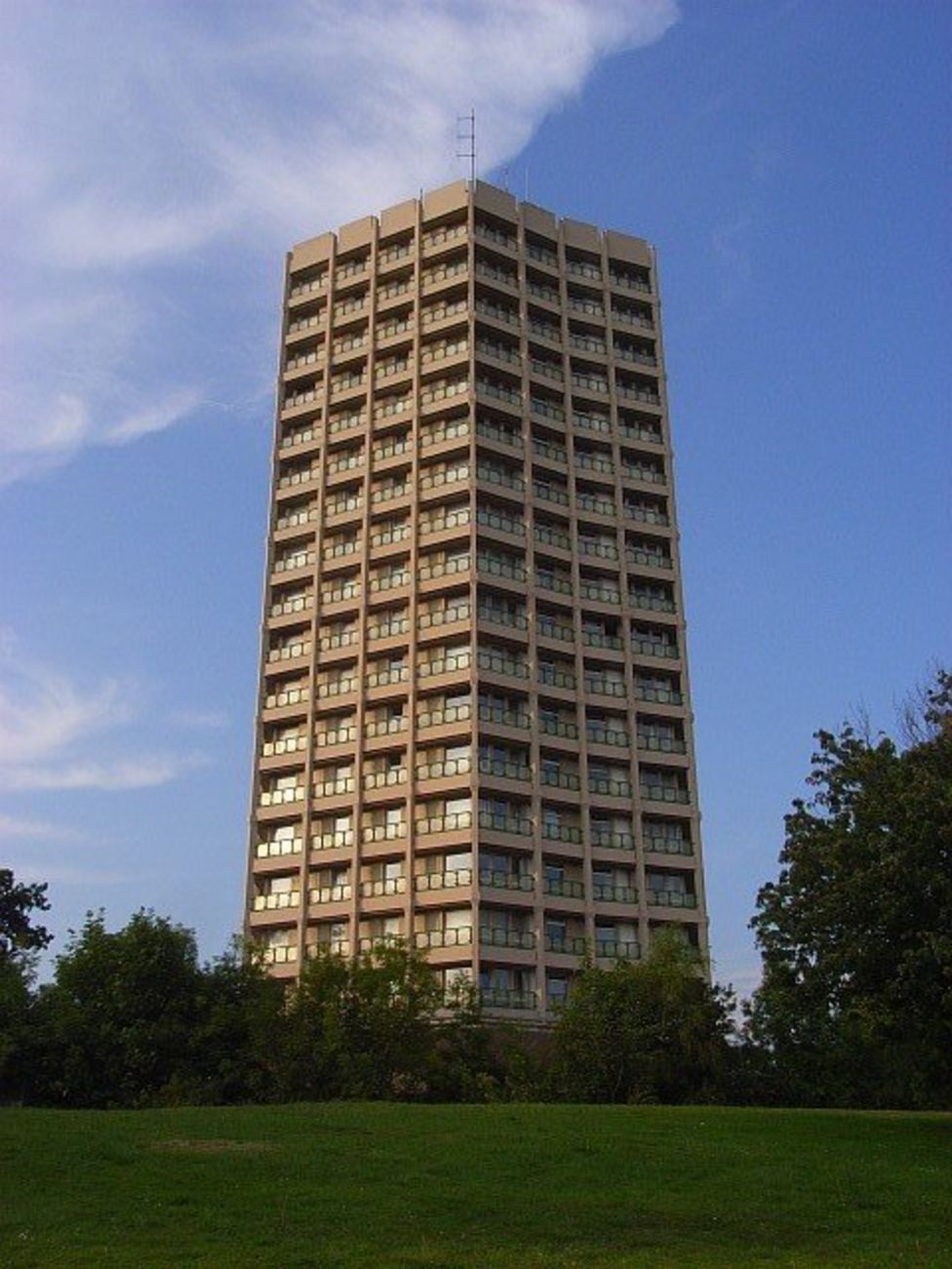 Bracknell's Point Royal Grade-II tower block in bird poo crisis - BBC News