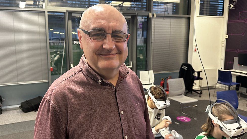 Nottingham: VR classroom aims to boost engineering skills - BBC News