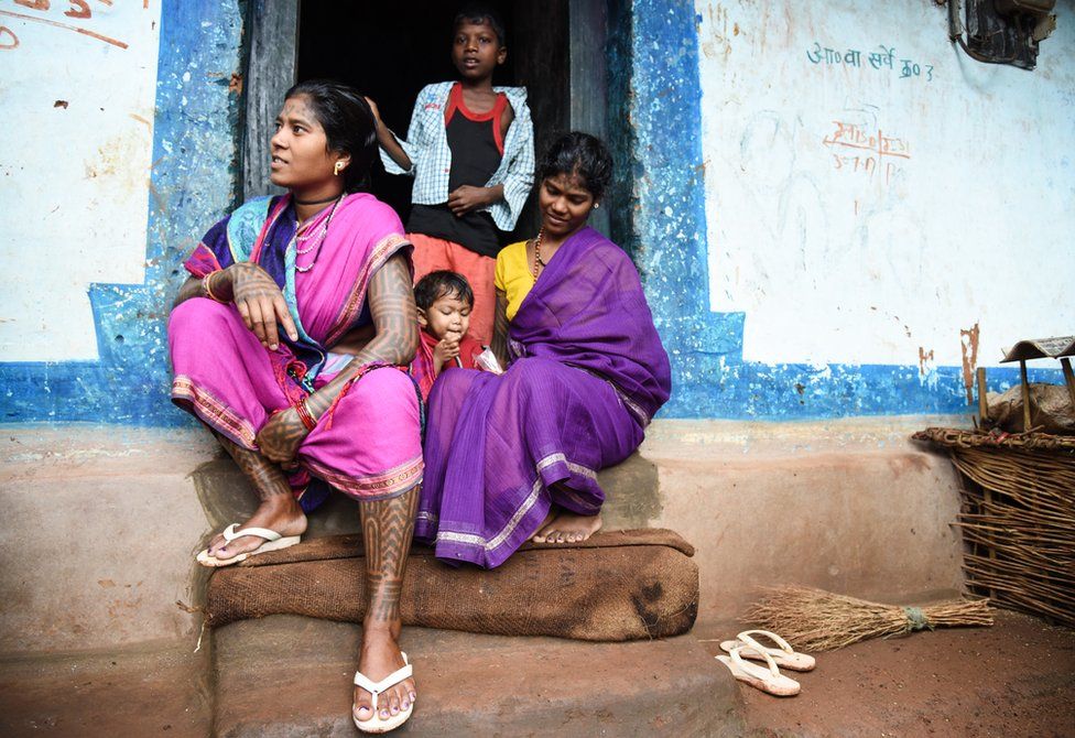 How modernity is creeping into India's remote tribal communities - BBC News