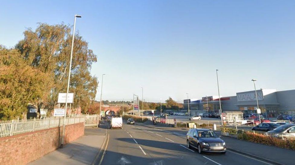 Cyclist dies in Grantham crash with HGV - BBC News