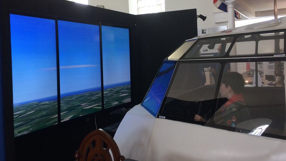 Blue plaque for Poole Harbour's flying boats - BBC News
