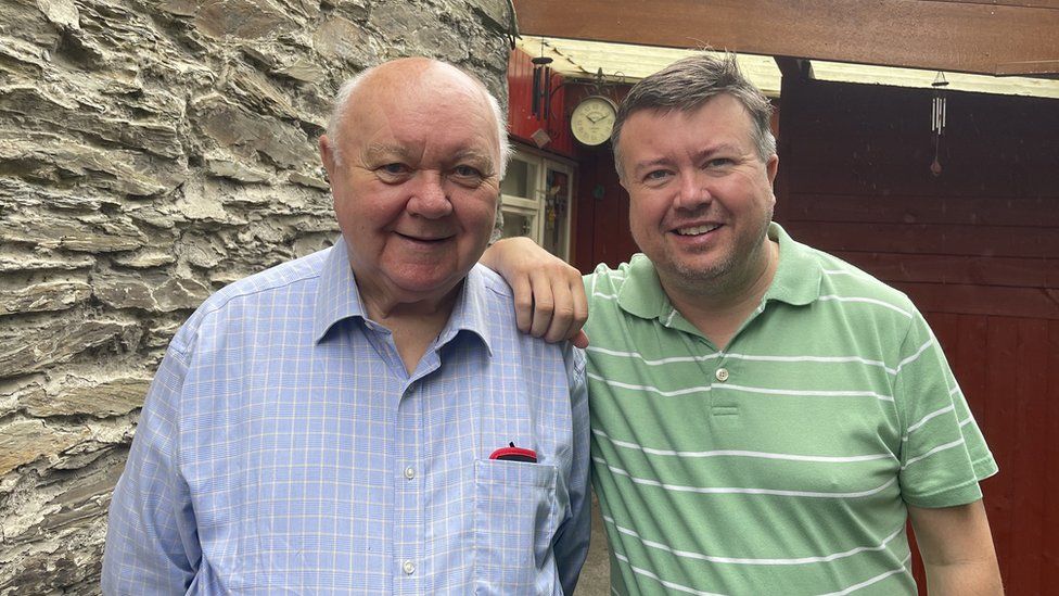 'Trist' bod cyfnod ffotograffwyr papur newydd ar ben - BBC Cymru Fyw