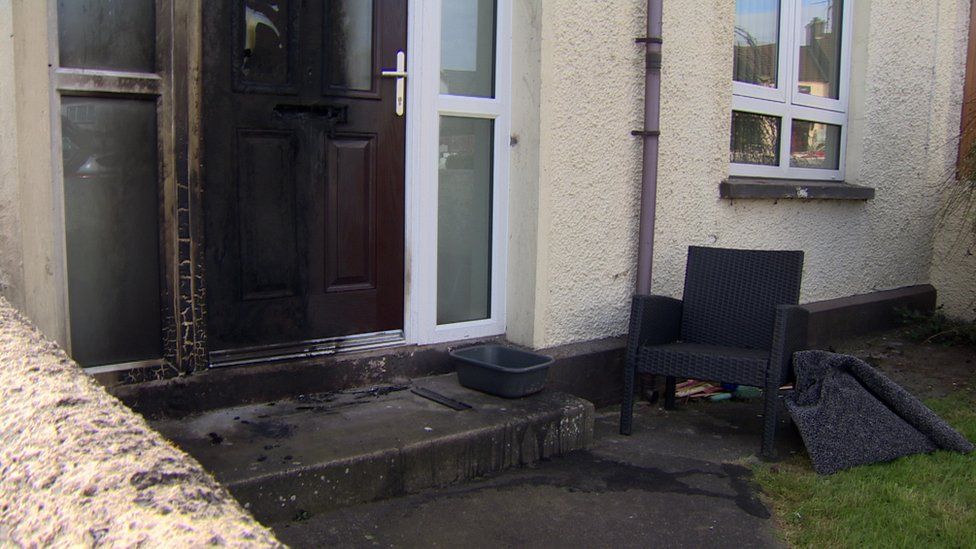 Banbridge: Woman and sons escape arson attack on house - BBC News