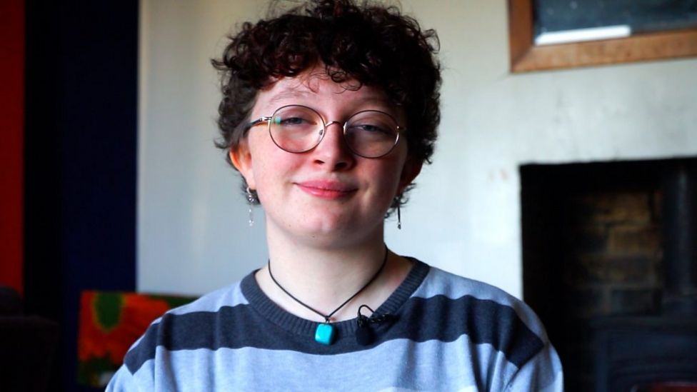 NI young carers face stress and loneliness over summer - BBC News