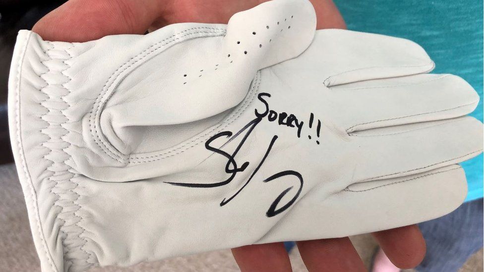 Open champion Shane Lowry's signed gift for injured spectator - BBC News