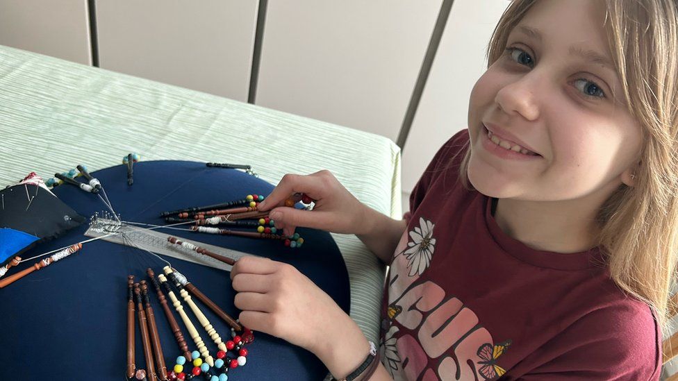 Bedfordshire young lace-makers sought to keep the craft alive - BBC News