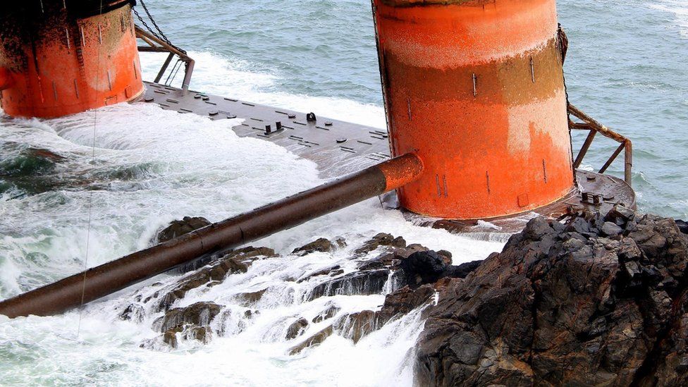 Diesel oil leak from grounded rig Transocean Winner - BBC News