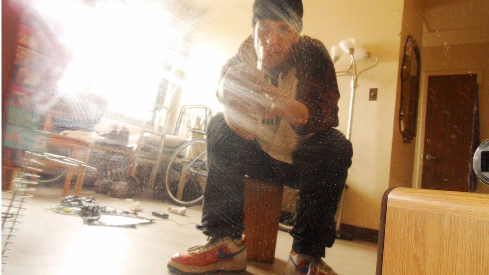 Photographer Graham MacIndoe captures his life on drugs - BBC News