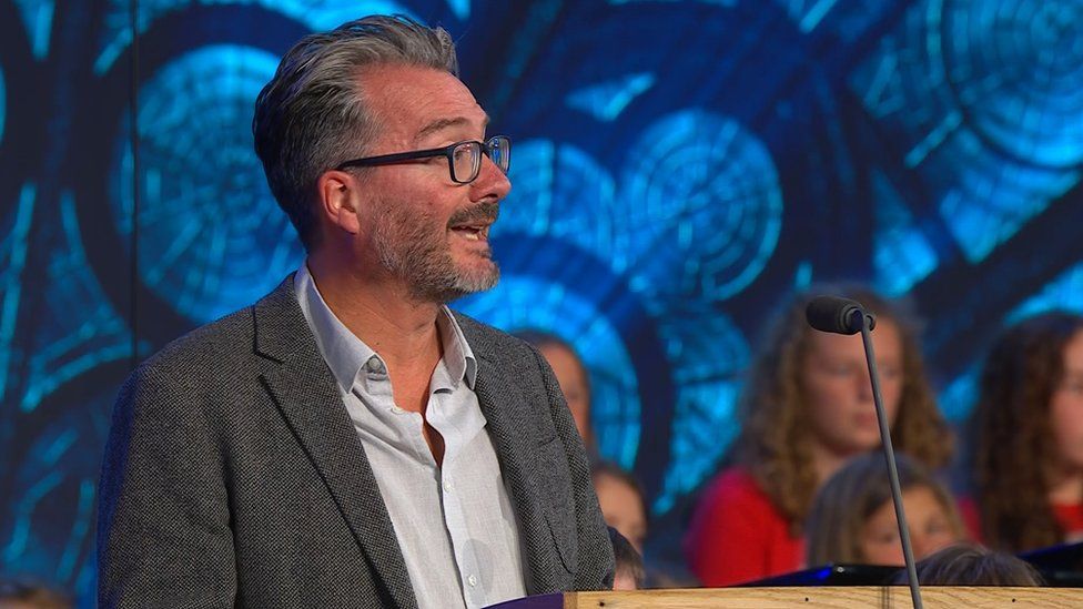 Lowri Mair Jones yn ennill Tlws y Cerddor yr Eisteddfod - BBC Cymru Fyw