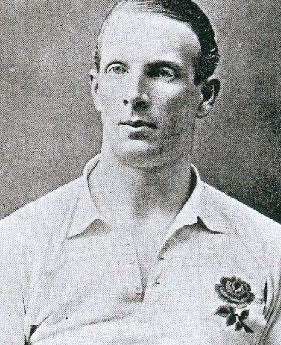 Edgar Mobbs: Events mark Passchendaele hero's death - BBC News