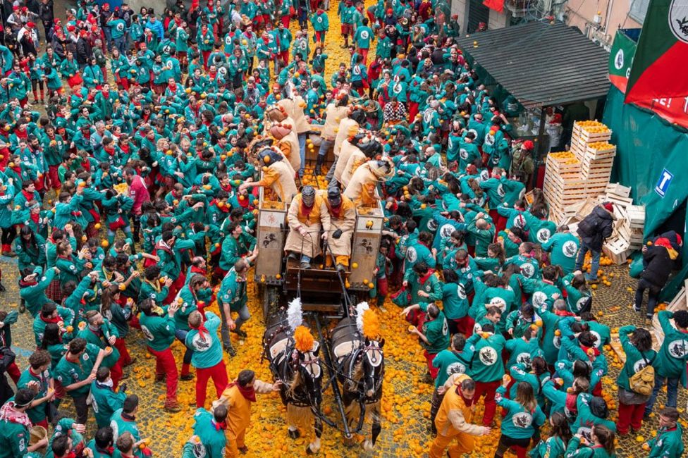 In pictures: The battle of the oranges - BBC News