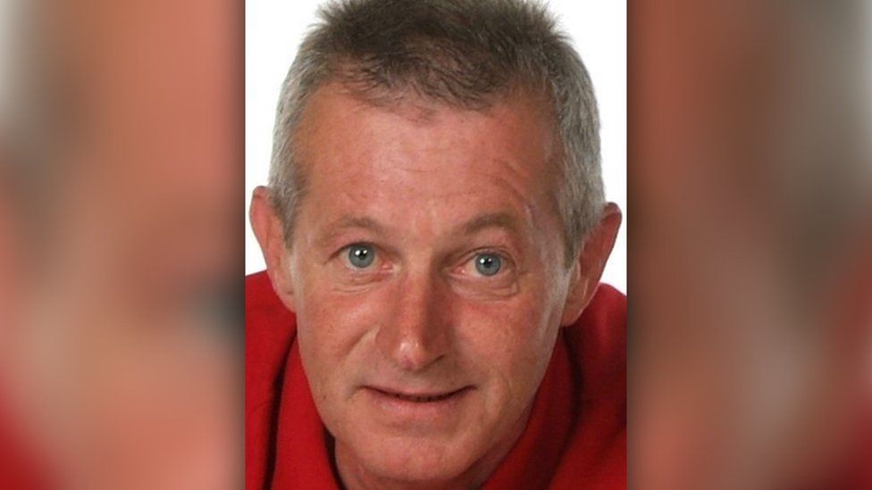 Pum mlynedd o garchar i nyrs am achosi marwolaeth gyrrwr - BBC Cymru Fyw