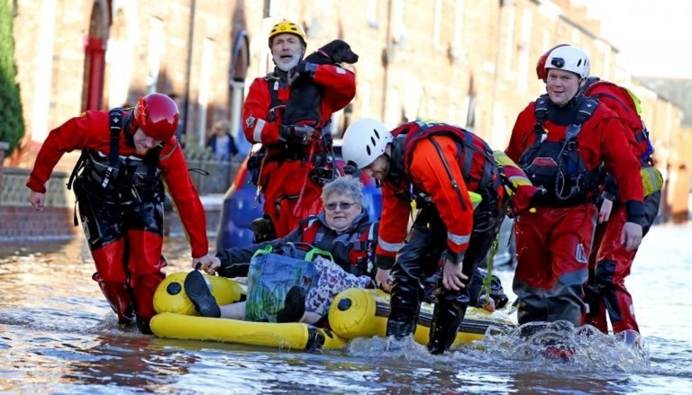 Storm Desmond: Dramatic rescues, floods and disruption - BBC News