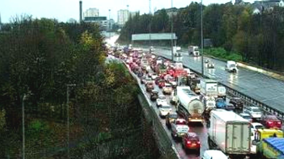 Man on M8 causes rush hour delays in Glasgow - BBC News