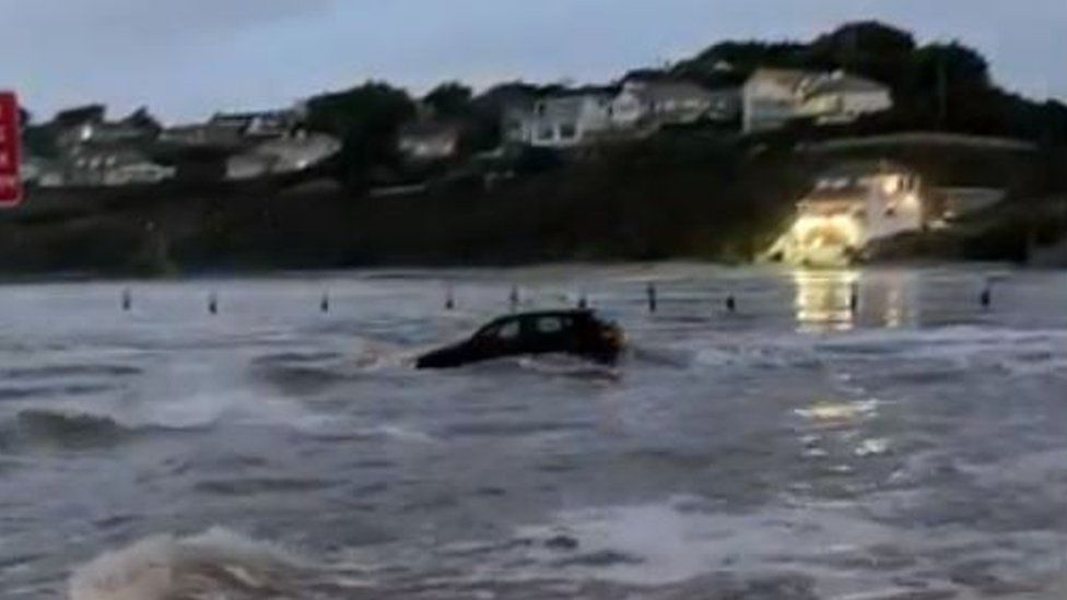 Car in sea at Trevaunance Cove, St Agnes - BBC News