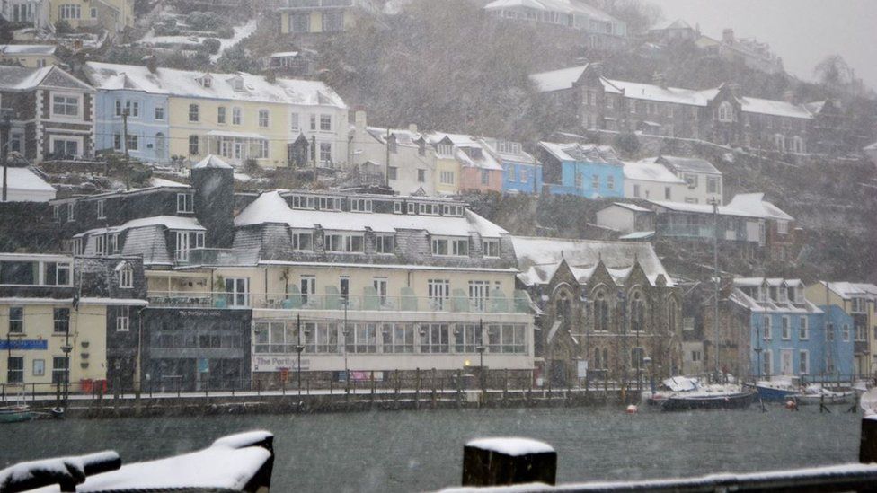 Looe crash: Girl dead as 'ice-slide' car hits house - BBC News