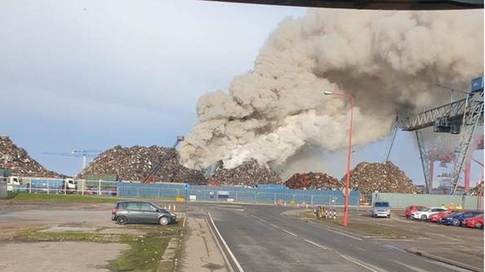 Avonmouth Docks scrap metal fire sends smoke over M5 - BBC News