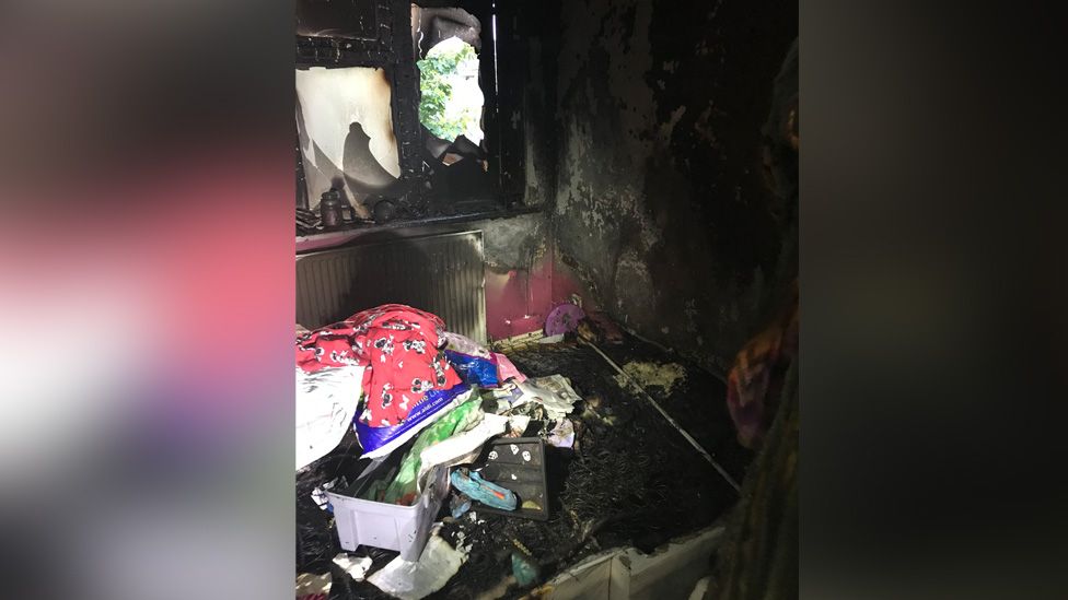 Dunstable fire caused by tea light injures woman - BBC News