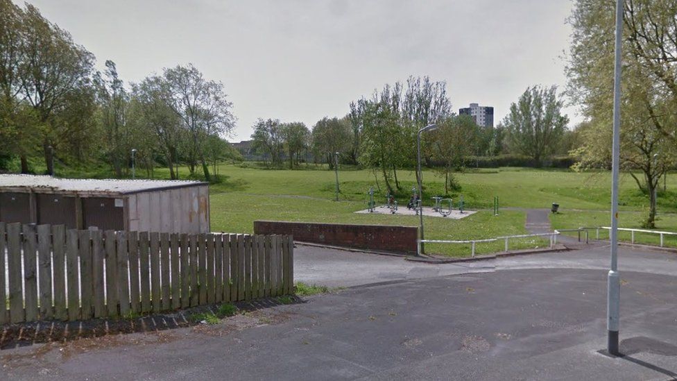 Man shot in legs with 'shotgun' in Bootle - BBC News